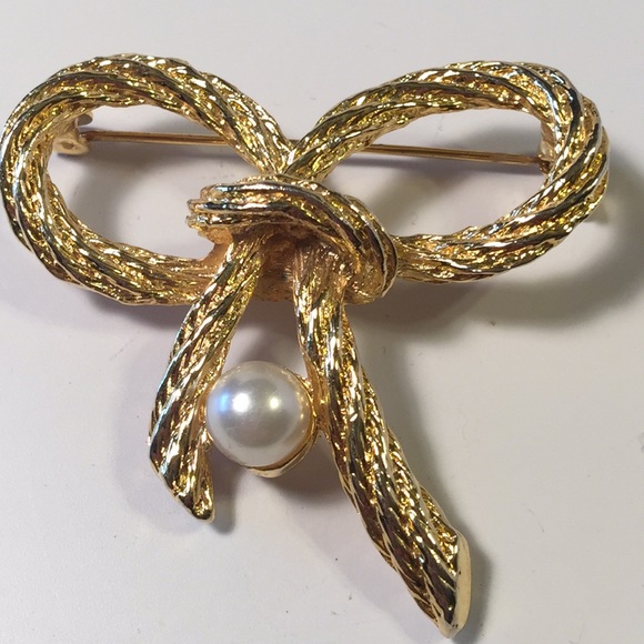 AAi | Jewelry | Vintage Aai Gold Bow Brooch | Poshmark